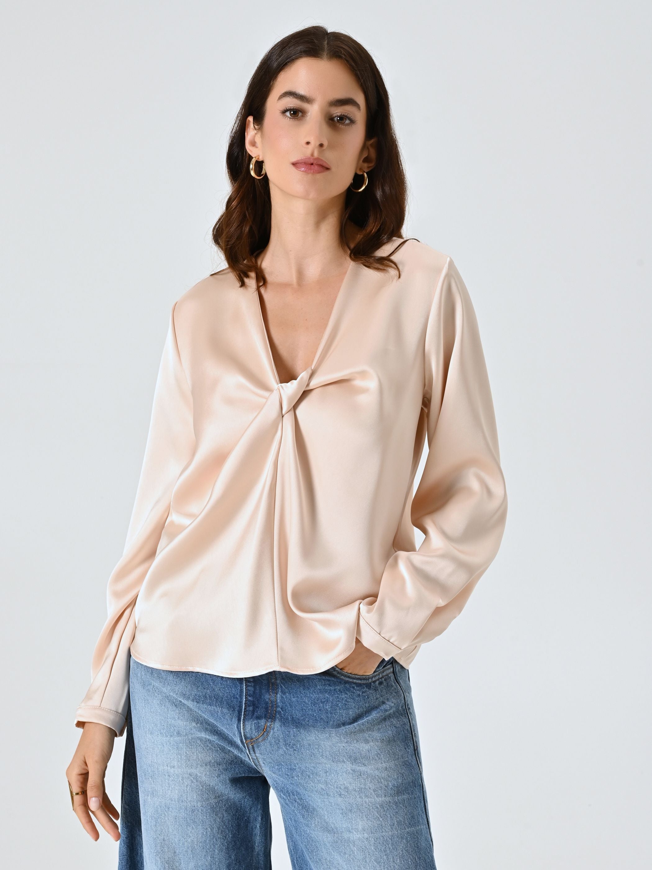 Blusa con Nodo Beige – Rinascimento
