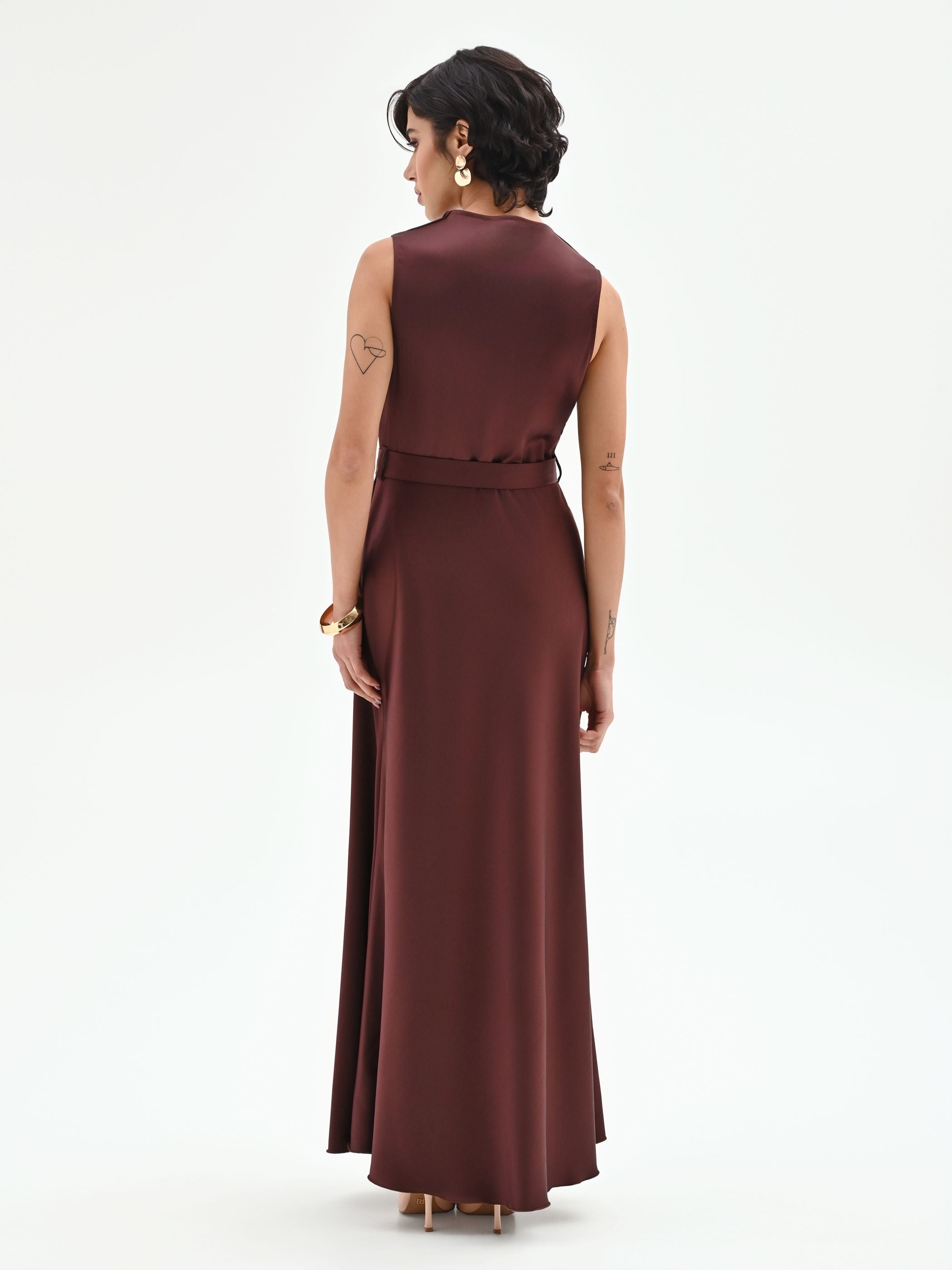 Vestido largo de satén color chocolate con cinturón – Rinascimento
